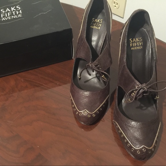 Saks Fifth Avenue | Shoes | Saks Fifth Ave Sftrisha Chocgold Womens Pump 95 | Poshmark